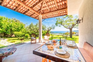 Villa Familiar, 3 quartos, 2 casas de banho (Villa Maria Luisa vista mare,) | Refeições ao ar livre