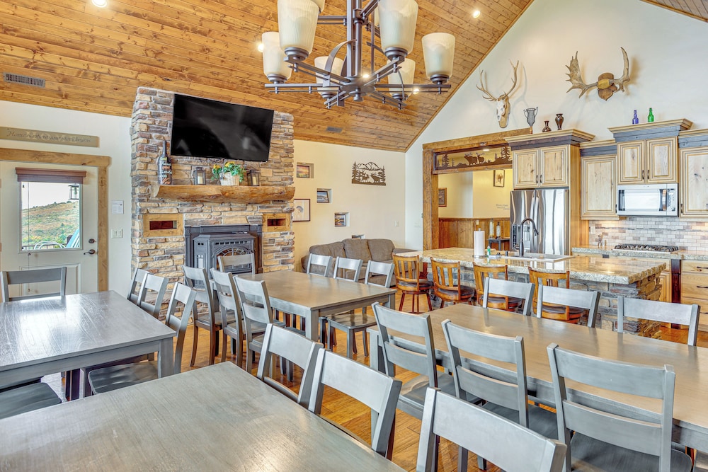 Exciting Garden City Gem W/ Home Theater & Hot Tub - Garden, UT