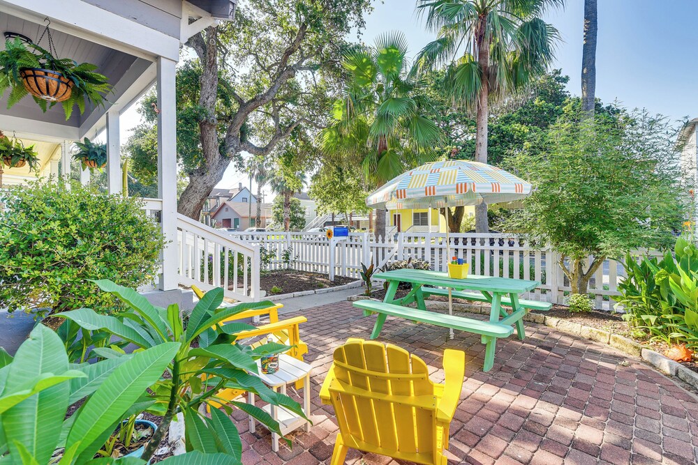 Half Mi To Galveston Seawall: Home W/ Yard & Grill - Galveston, TX