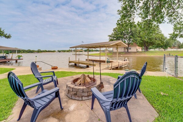 Lakefront Granbury Home W/ Patio, Fire Pit & Dock! - Cleburne State Park, Cleburne