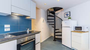 Apartamento | Cozinha privada | Um frigorífico, um micro-ondas, um forno, uma placa de cozinha