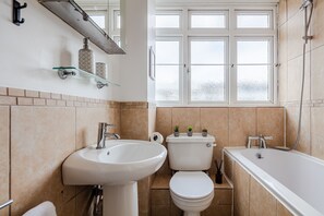 Apartamento urbano, 4 quartos, para não fumantes, varanda | Banheiro | Produtos de toalete grátis, secador de cabelo, toalhas de banho 