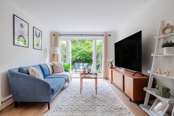 Apartamento urbano, 4 quartos, para não fumantes, varanda | Área de estar | Smart TV 40 polegadas com canais via satélite
