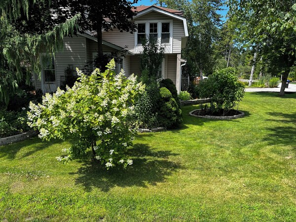 Enjoy Cottage Living. Just A Short Walk Away From The Beach! - Ontario