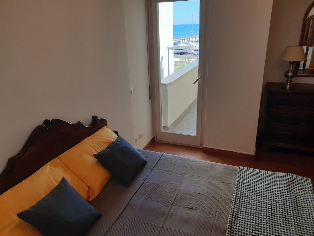 3 Bedroom Private Vacation Home In Neptune - Nettuno