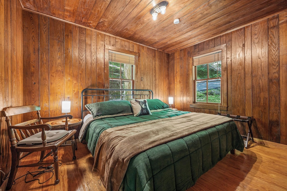 Historic Park Cottage #4 Lets Go Back In Time - Gatlinburg, TN
