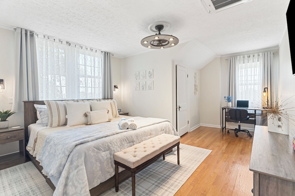 Bell House - Contemporary Comfort Near Wards Road With A Luxurious Hot Tub. - Lynchburg, VA