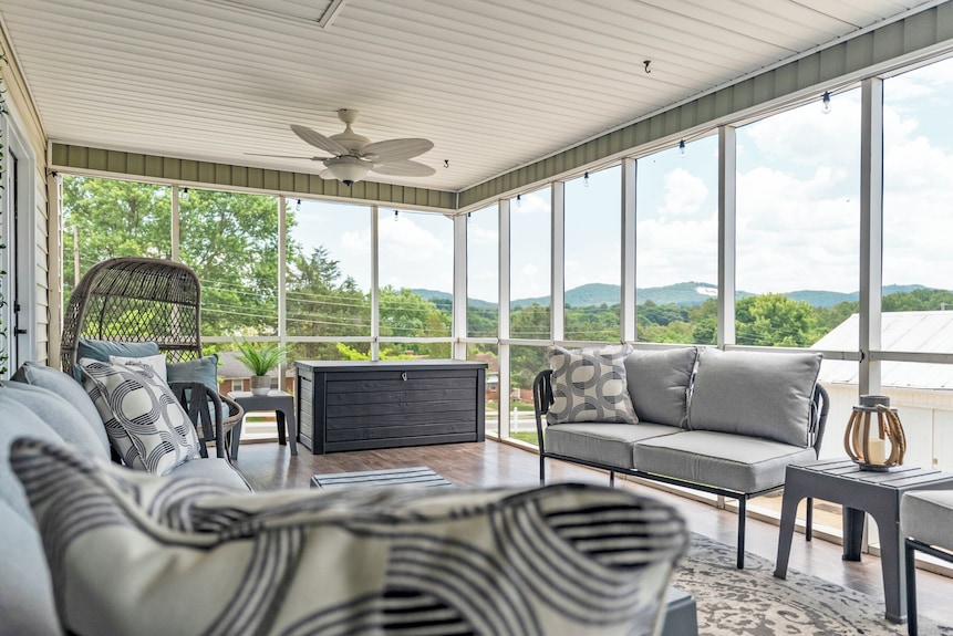 The Bell House - Contemporary Comfort Near Wards Road With A Luxurious Hot Tub! - SeaQuest Lynchburg, Lynchburg