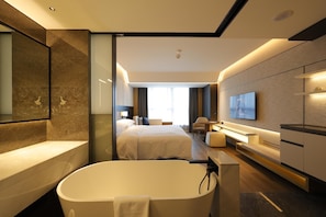 Quarto Deluxe, 1 cama king-size, Vista para a cidade | Edredões de penas, minibar grátis, cofre no quarto, secretária