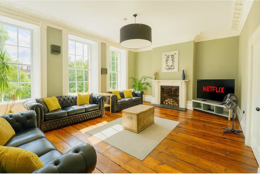 Manchesters Ultimate House - Hot Tub - Sleeps 23! - Bolton