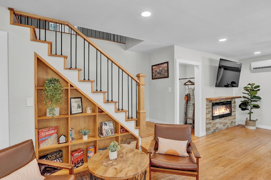Cozy Pocono Retreat W/ 3-tier Theater,hot Tub,fire Pit & Game Room At Lake Naomi - Pocono Lake