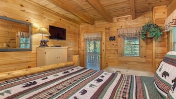 Cabana, várias camas, varanda, vista para a montanha (Bear Secrets) | 1 quarto, individualmente decorados, individualmente mobiliados