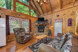 Cabana, várias camas, varanda, vista para a montanha (Bear Secrets) | Área de estar | TV de tela plana 42 polegadas com canais digitais, lareira