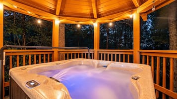 Cabine, várias camas, banheira de hidromassagem grande (Cabin on the Mountain) | Banheira de hidromassagem exterior