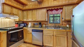 Cabine, várias camas, banheira de hidromassagem grande (Cabin on the Mountain) | Cozinha privada | Um frigorífico, um micro-ondas, um forno, uma placa de cozinha