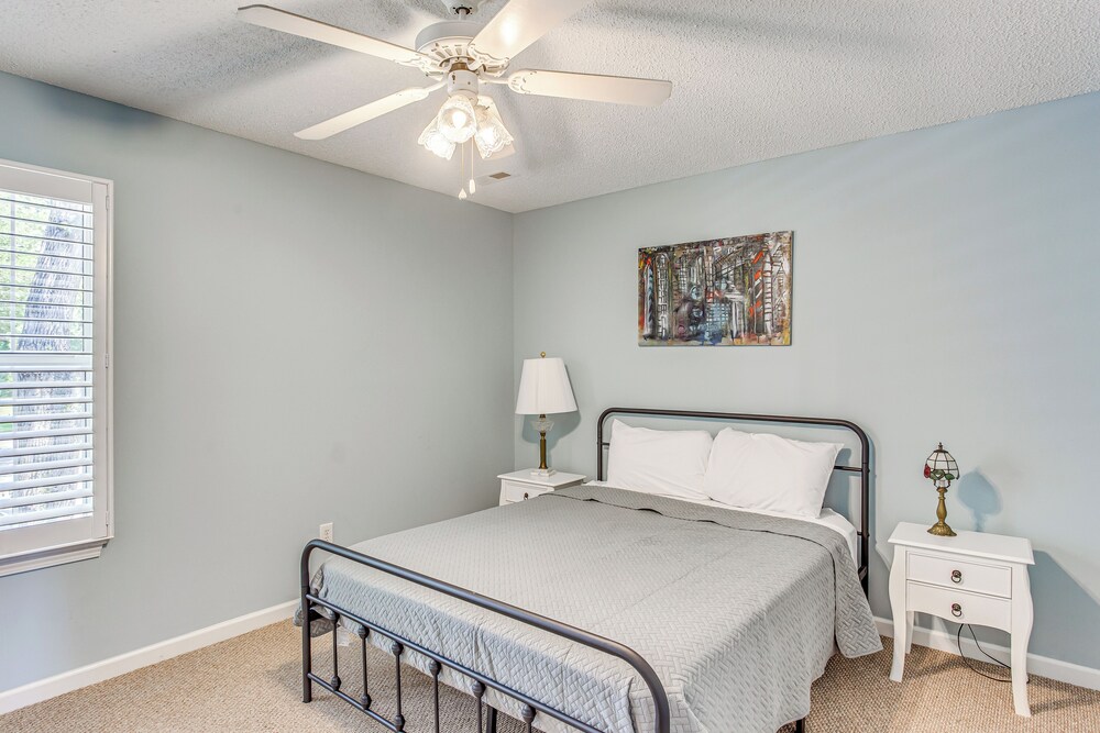 Walk to Ocean & Pier: Surfside Beach Family Escape - Surfside Beach | Vrbo