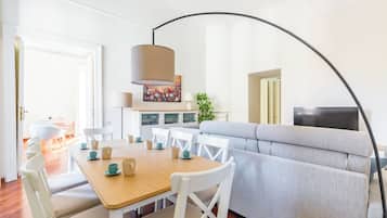 Apartamento | Sala de estar | Televisor