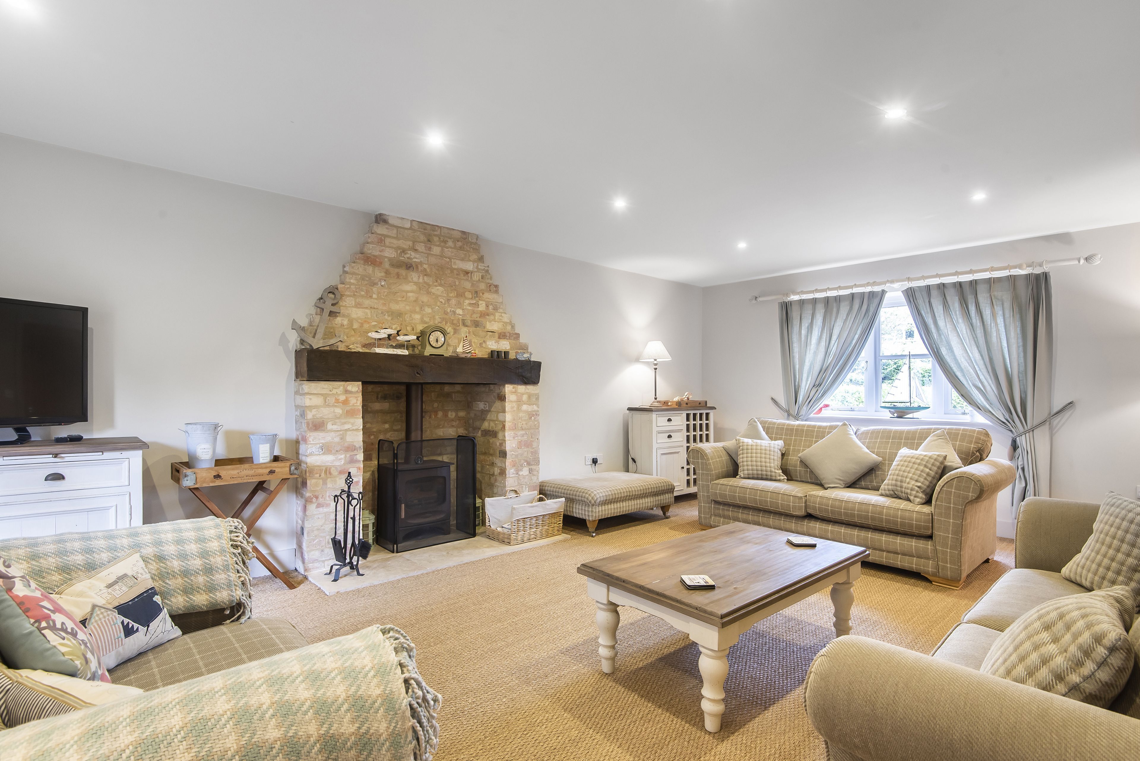 Cherry House - Sleeps 8 Guests  In 4 Bedrooms - Old Hunstanton