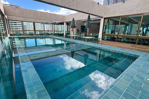 Piscina exterior, uma piscina aquecida