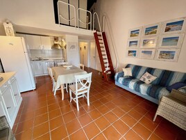 Apartamento, varanda | Sala de estar | Televisor de 32 polegadas com canais digitais 