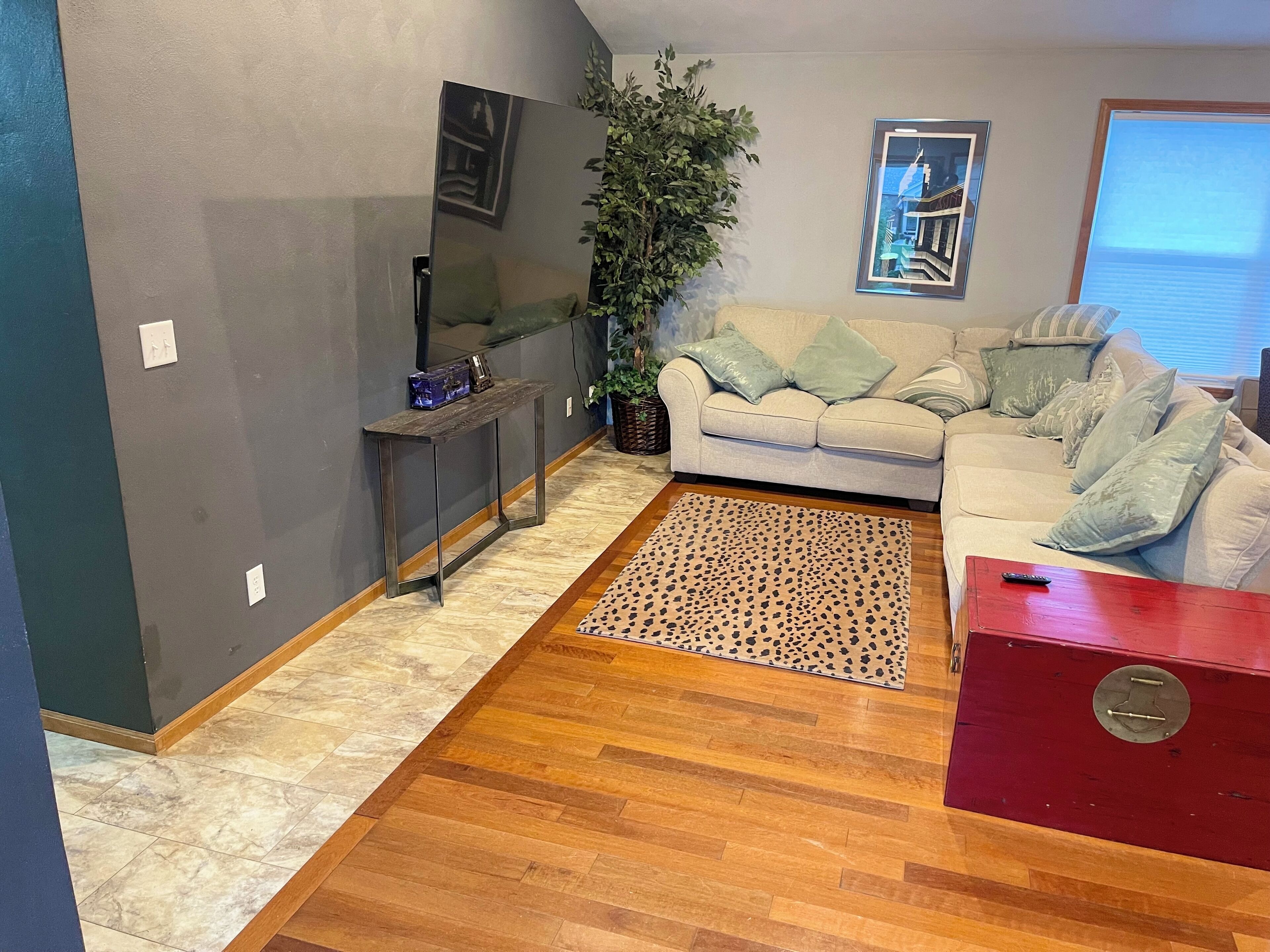 Huge House For Large Groups! Basketball Court, Arcade, Putting Green.4 Bathroom - Rockford, IL