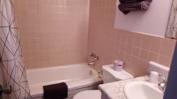 Quarto casal standard | Banheiro | Secador de cabelo, toalhas de banho, sabonete, shampoo