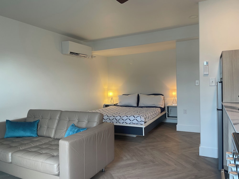 Newly Renovated Custom Modern Downtown Apartment - Ameristar Casino Hotel Council Bluffs