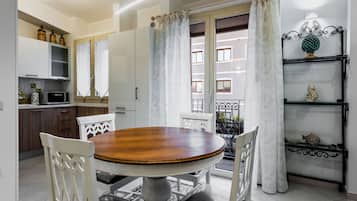 Apartamento, vista para o jardim | Sala de estar | Smart TV de 35 polegadas com canais digitais