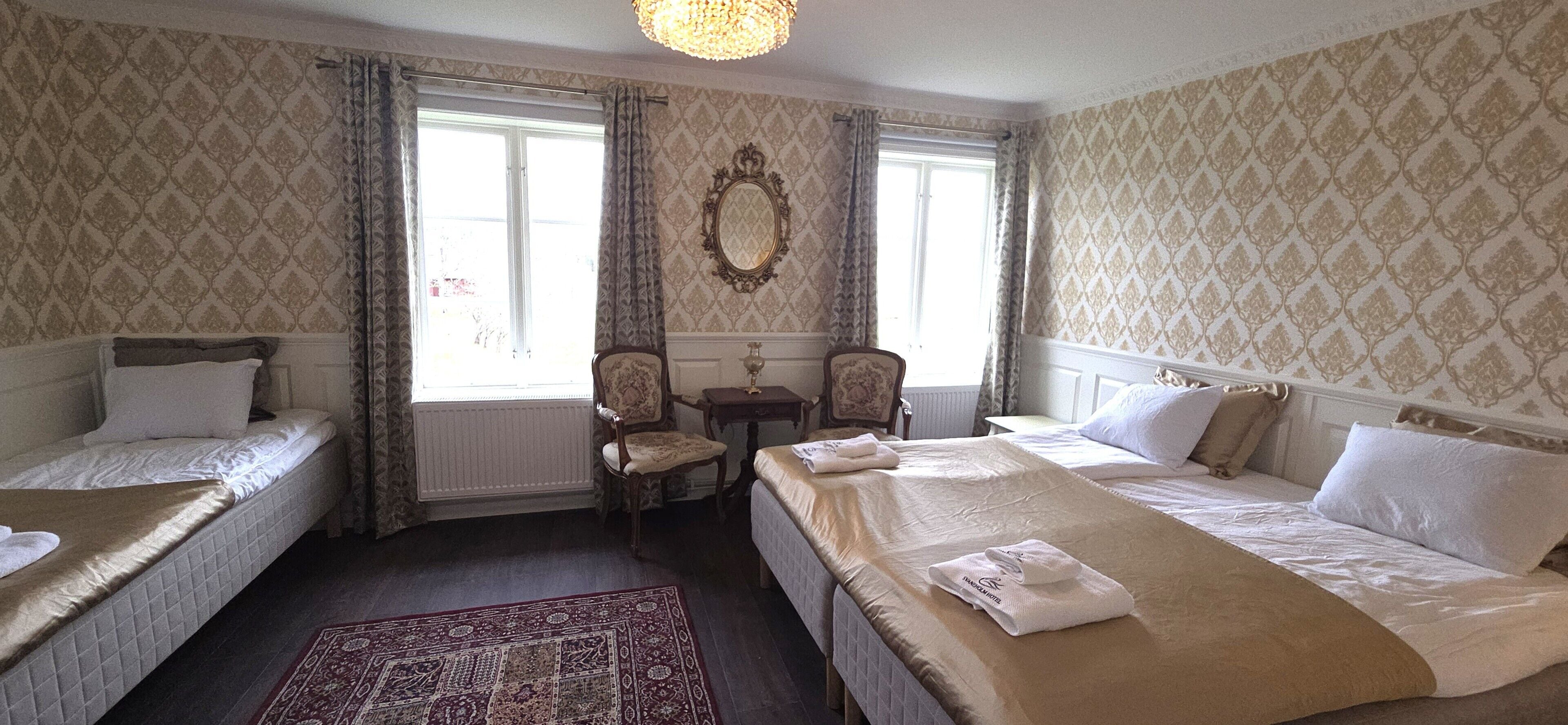 Quarto triplo superior | Roupas de cama antialérgicas, escrivaninha