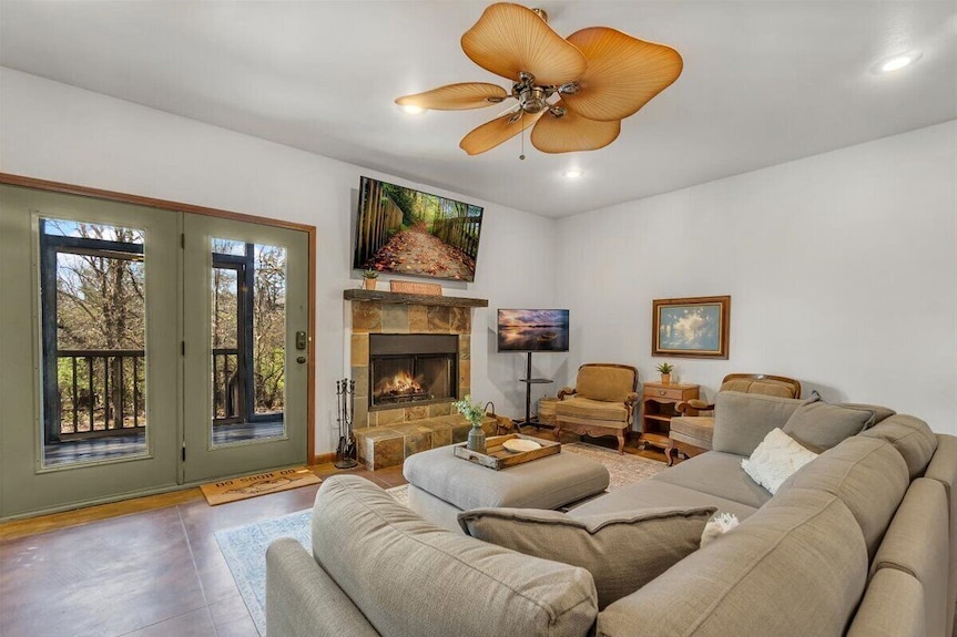 Private Lodge On Acreage In The Woods Just Steps Away From The Uofa! - Fayetteville, AR