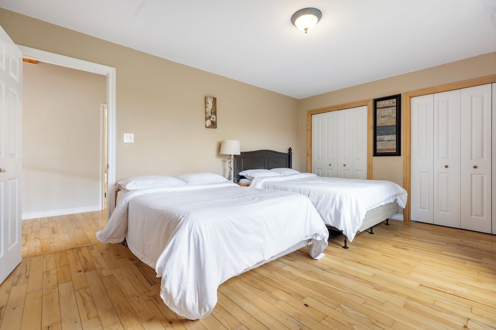 Lakefront Retreat Near Lake Huron! Sleeps 14 - Grand Bend