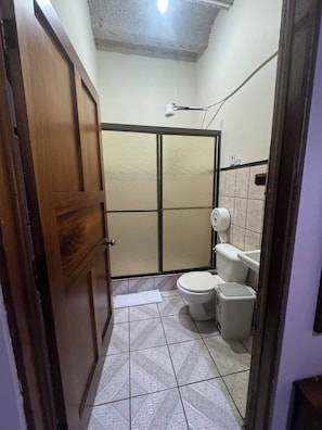 Quarto Familiar | Casa de banho | Um polibã, toalhas fornecidas, sabão, champô