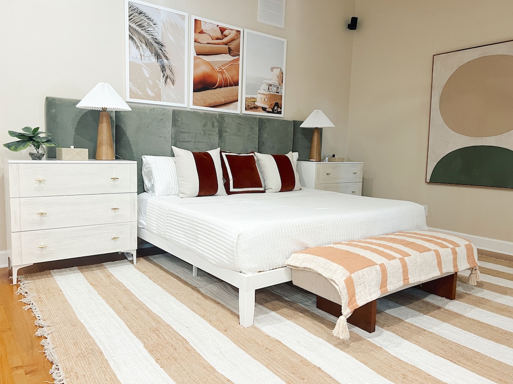 Coastal Treehouse, Heart of Destin! Walk to beach! Massive Balcony w ...