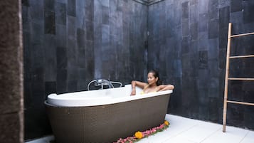 Villa Básica, pátio, vista para a piscina | Casa de banho | Artigos de higiene pessoal grátis, toalhas fornecidas, sabão, champô