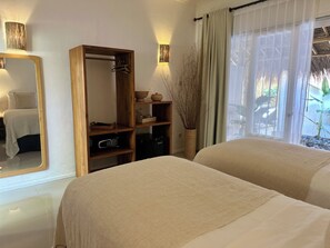 Quarto duplo clássico | Cofres nos quartos, cortinas blackout, ferros/tábuas de passar roupa