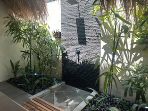 Chuveiro, secador de cabelo, toalhas de banho, sabonete