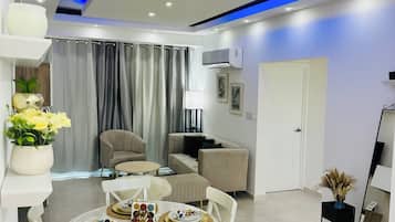 Apartamento Clássico, vista para a piscina | Sala de estar | Televisor de ecrã plano de 75 polegadas com canais digitais