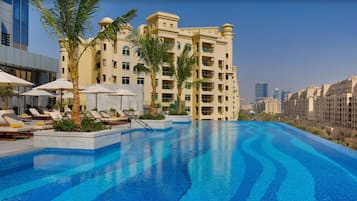 2 piscinas exteriores