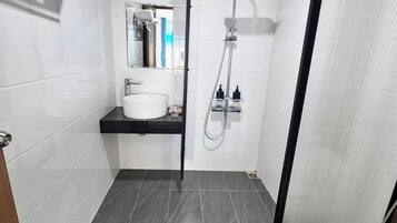 Estúdio Romântico | Casa de banho | Um chuveiro fixo, um secador de cabelo, chinelos, um bidé