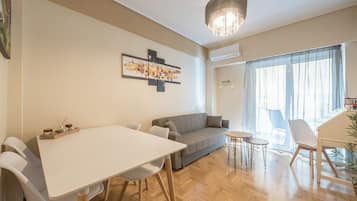 Apartamento conforto, vista para a cidade | Opções para refeição no quarto