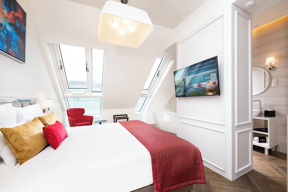 Quarto casal grand | Roupas de cama premium, frigobar, cofres nos quartos, escrivaninha