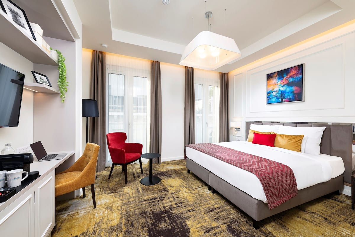 Roupas de cama premium, frigobar, cofres nos quartos, escrivaninha