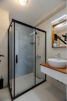 Quarto triplo standard | Banheiro | Chuveiro, secador de cabelo, toalhas de banho, sabonete
