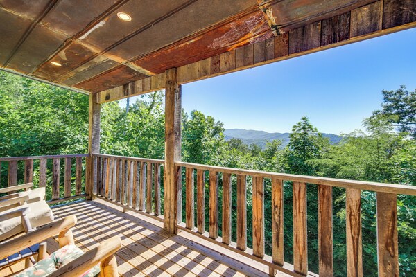 Secluded Gatlinburg Cabin Rental W/ Hot Tub! - Gatlinburg, TN