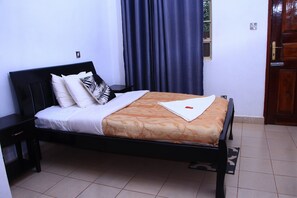 Quarto básico, 1 cama de casal, para não fumantes | Roupa de cama