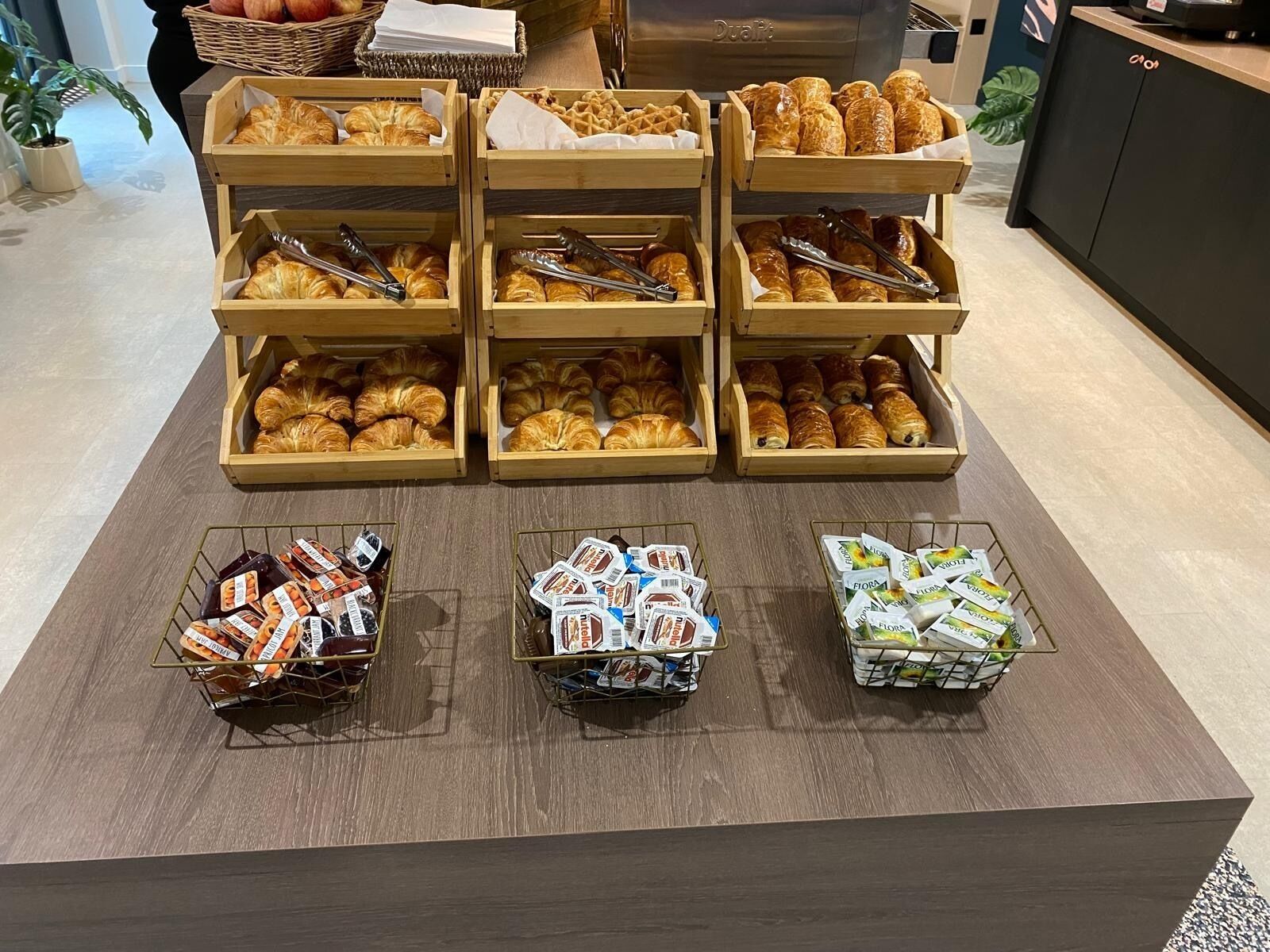 Exposição de doces e lanches embalados em um estilo de buffet.