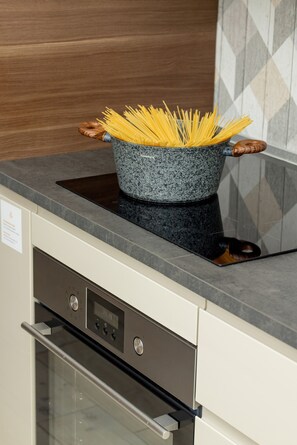 Apartamento, 2 quartos, varanda | Cozinha privada | Um frigorífico, um micro-ondas, um forno, uma placa de cozinha 