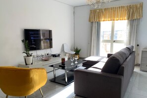 Quarto Standard, vários quartos (SwieqiStay room6 private bath -) | Sala de estar | Televisor de ecrã plano de 21 polegadas com canais digitais 