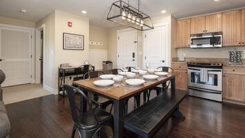 Condo, 3 quartos | Cozinha privada | Geladeira, fogão, cafeteira/chaleira, torradeira