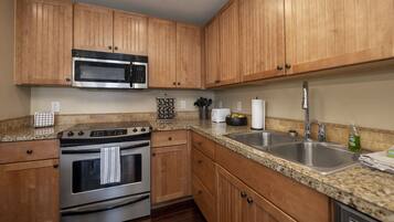 Condo, 3 quartos | Cozinha privada | Geladeira, fogão, cafeteira/chaleira, torradeira